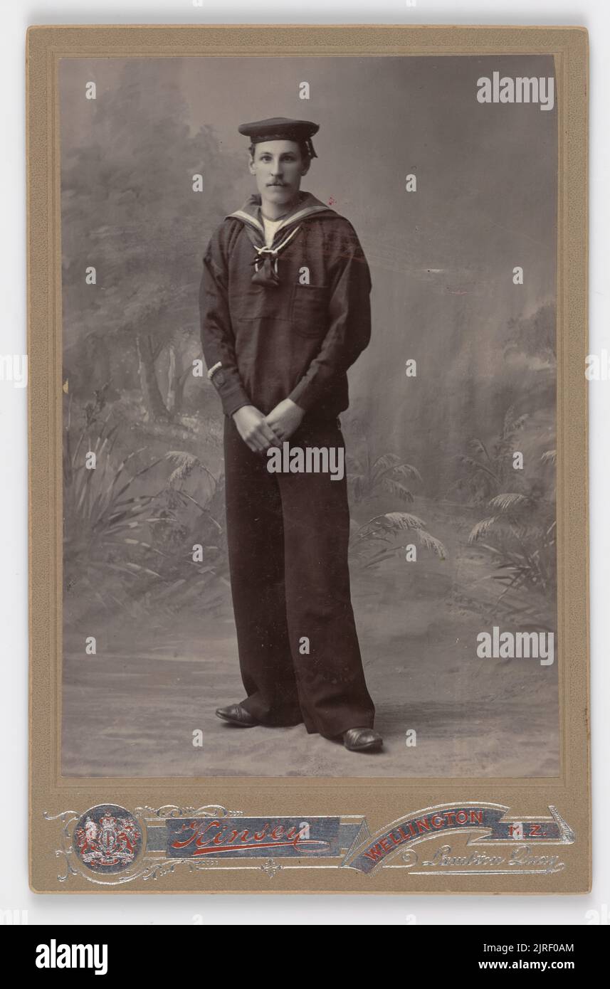 Sailor uniform hi-res stock photography and images - Alamy