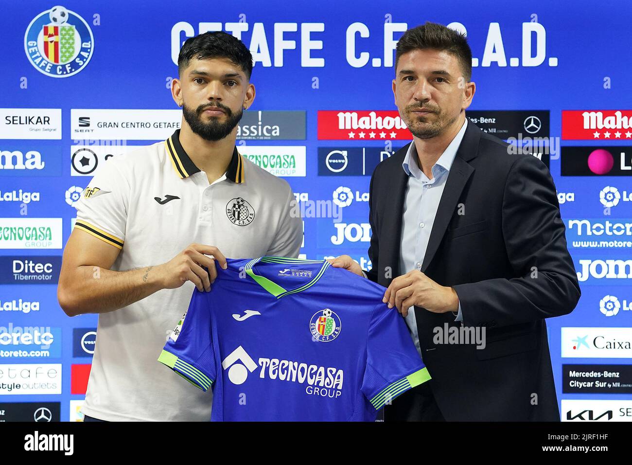 Getafe CF's new player Omar Alderete (l) with the General Manager Ruben ...