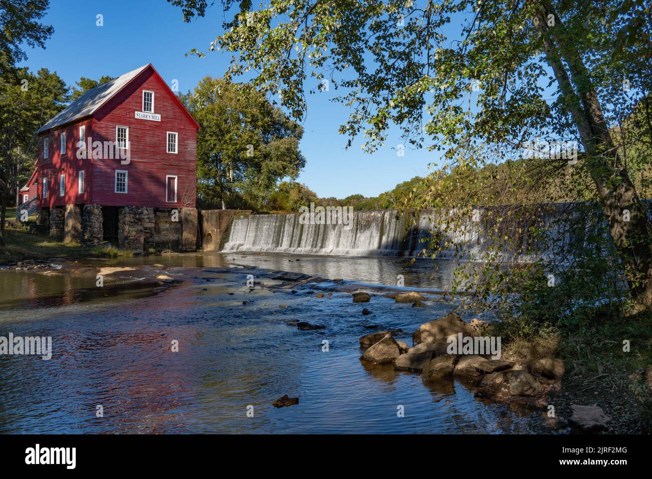 Red mill building hi-res stock photography and images - Alamy