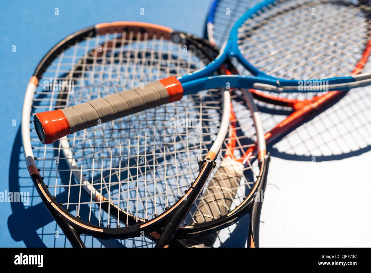 broken tennis rackets blue tennis court Stock Photo - Alamy