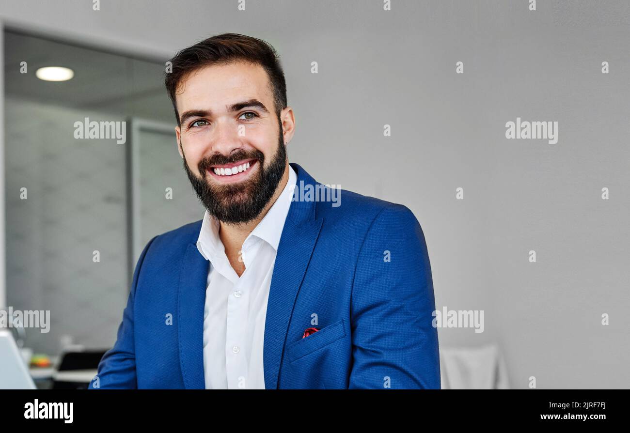 Man suit young business smile hi-res stock photography and images - Alamy