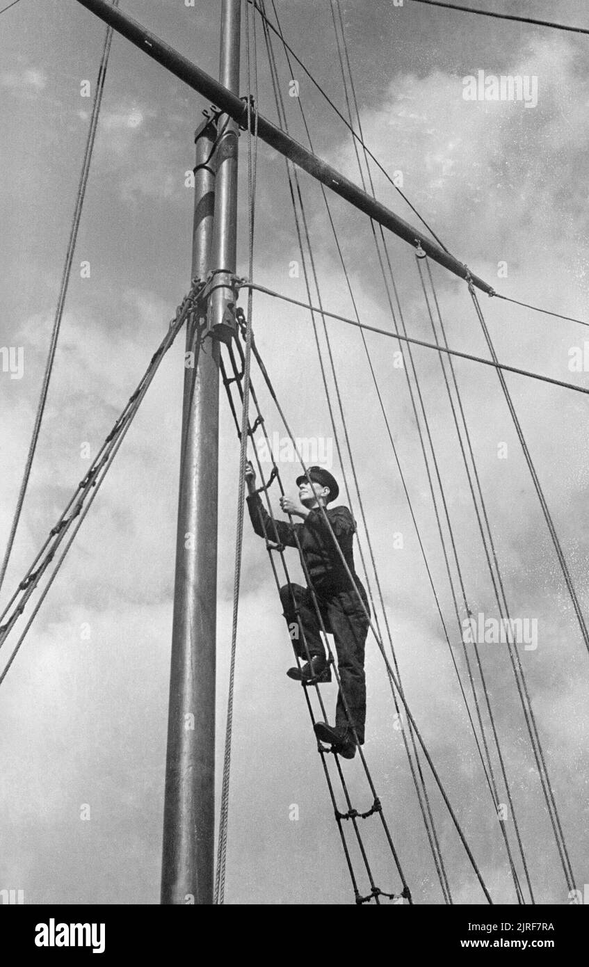Ex-postman Delivers the Guns- Merchant Navy Training in Britain, 1942 ...