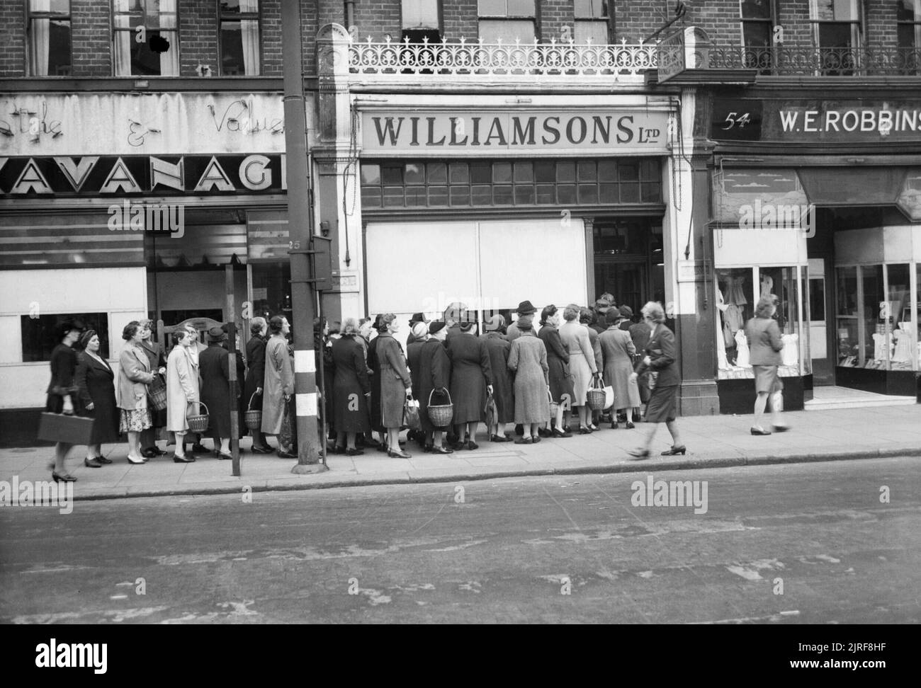 Housewives queue outside baker and confectioner 'Williamson's' on High ...