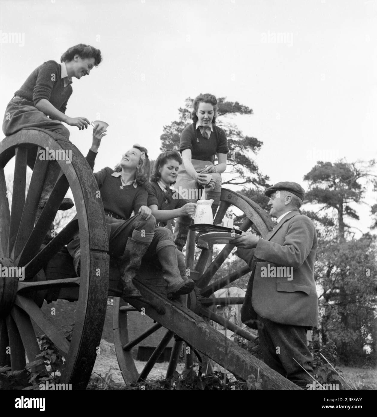World war 2 land girls hi-res stock photography and images - Alamy