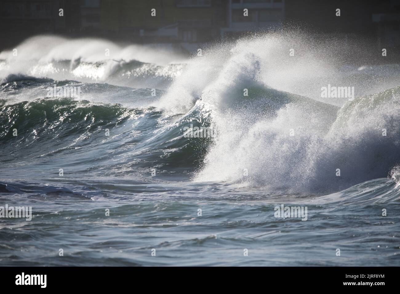 A dramatic scenery with foamy high waves splashing in the sea Stock ...