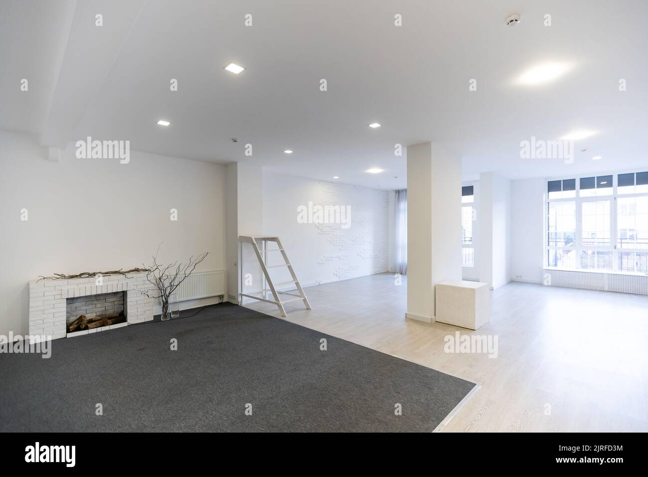 empty room, white large office space Stock Photo - Alamy