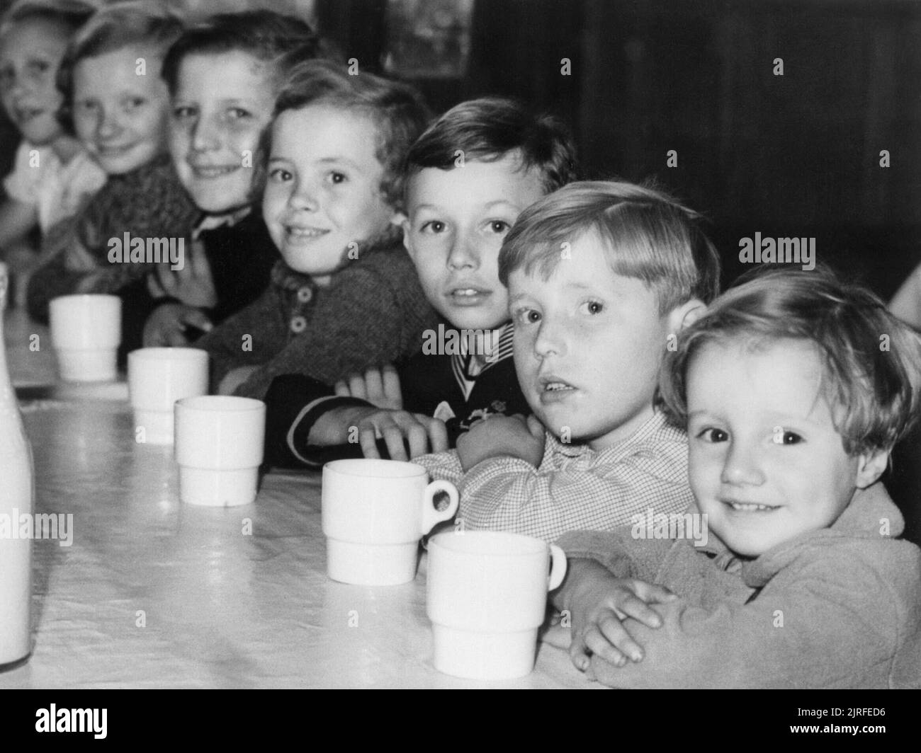 Refugee children ww2 hi-res stock photography and images - Alamy
