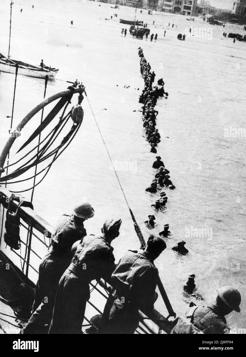 Dunkirk 26 - 29 May 1940 British soldiers wade out to a waiting ...