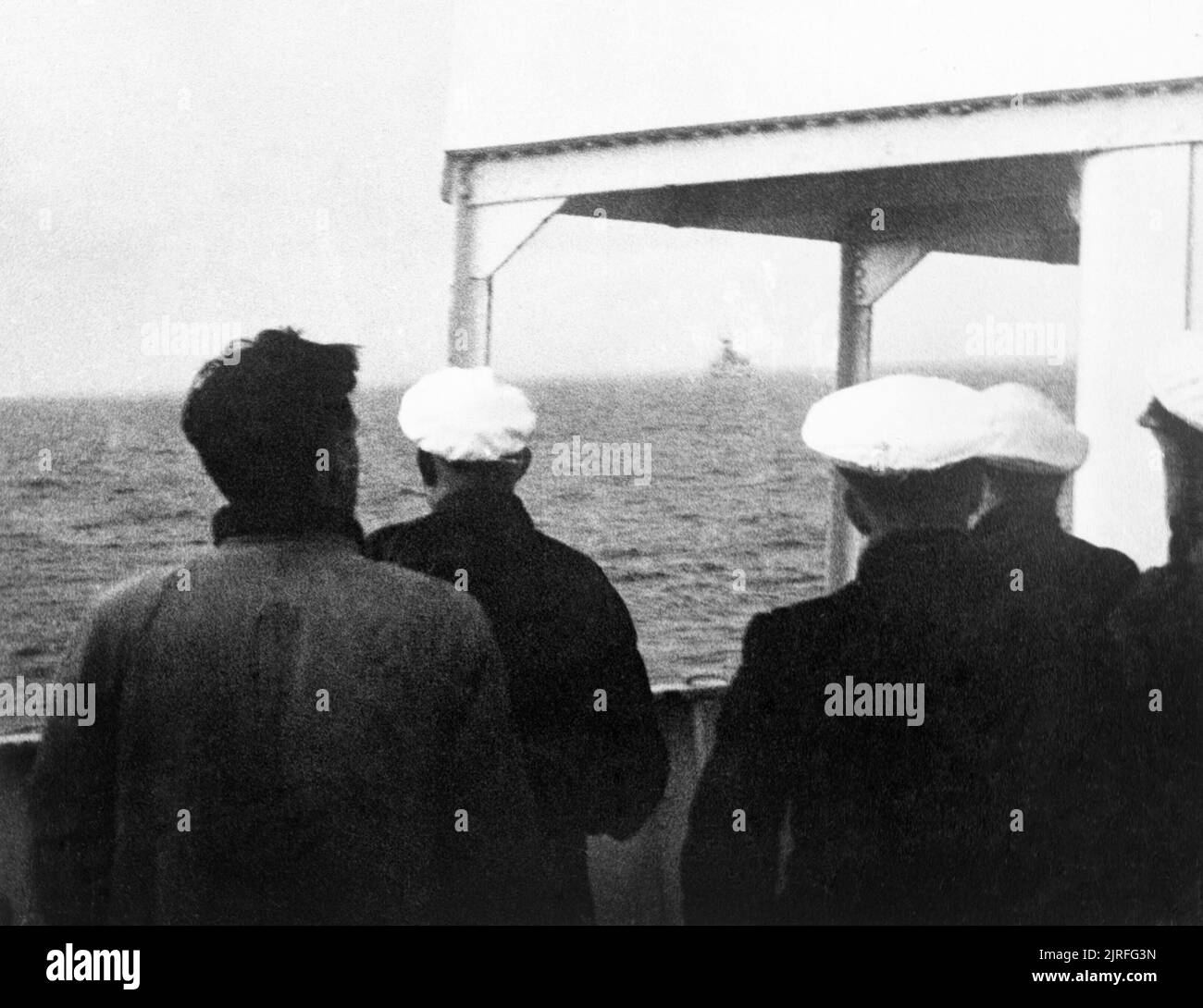 Sinking of SS Athenia, 1939 Watching the sinking of SS Athenia Stock ...