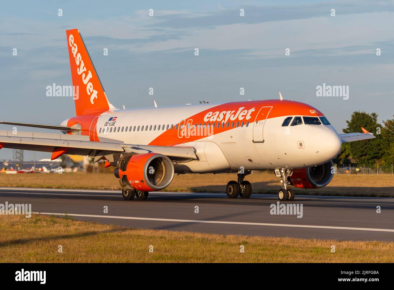 A320 spoilers hi-res stock photography and images - Alamy