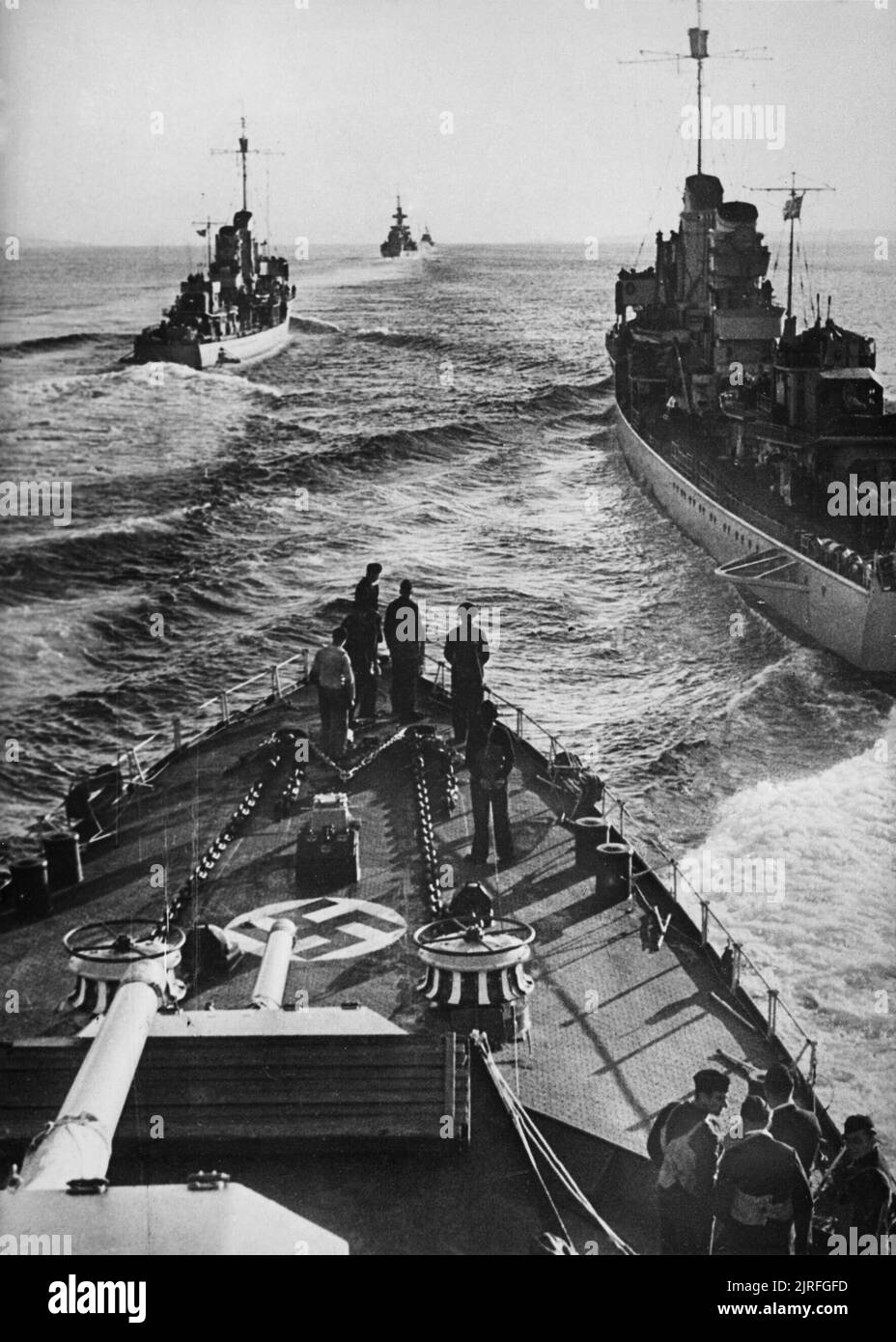 Navy destroyers line hi-res stock photography and images - Alamy