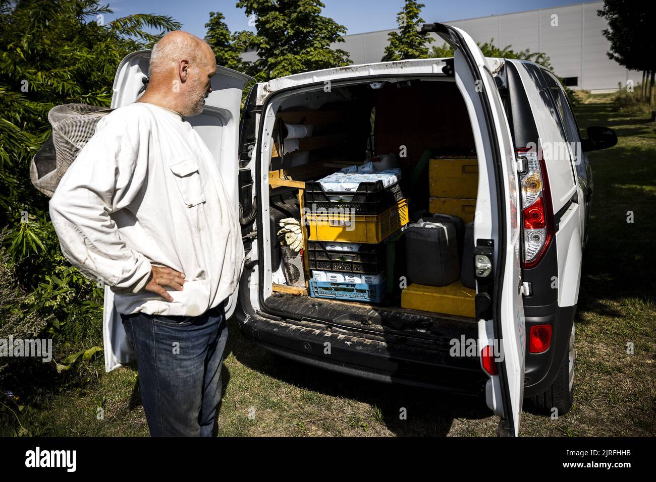 2022-08-24 11:35:57 TILBURG - Beekeeper Marcel Horck feeds his bees ...