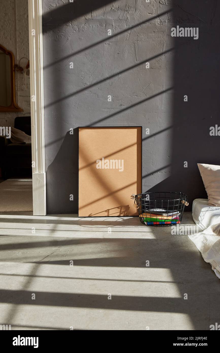 Empty room mattress floor hi-res stock photography and images - Alamy