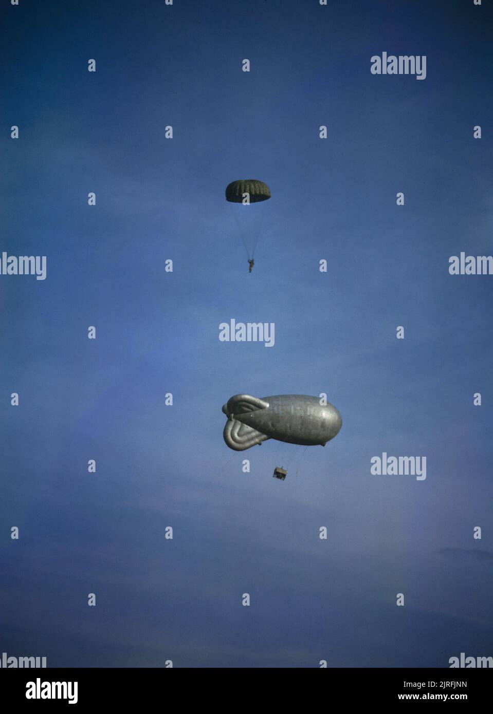 Paratroop Training in Britain, October 1942 Paratroop training drop ...