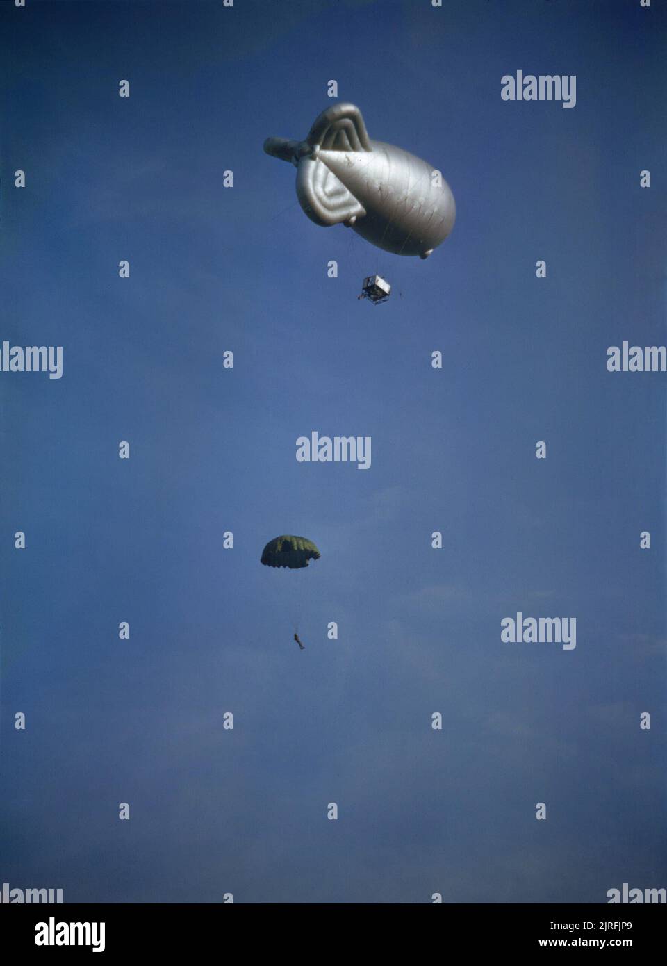 Parachute training 1942 hi-res stock photography and images - Alamy
