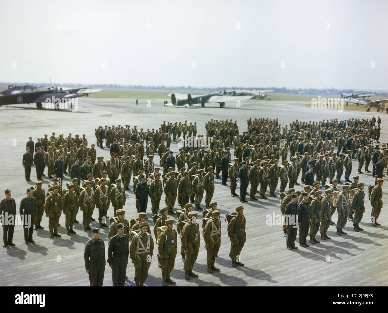 Paratroop Training in Britain, October 1942 Paratroops on parade ...