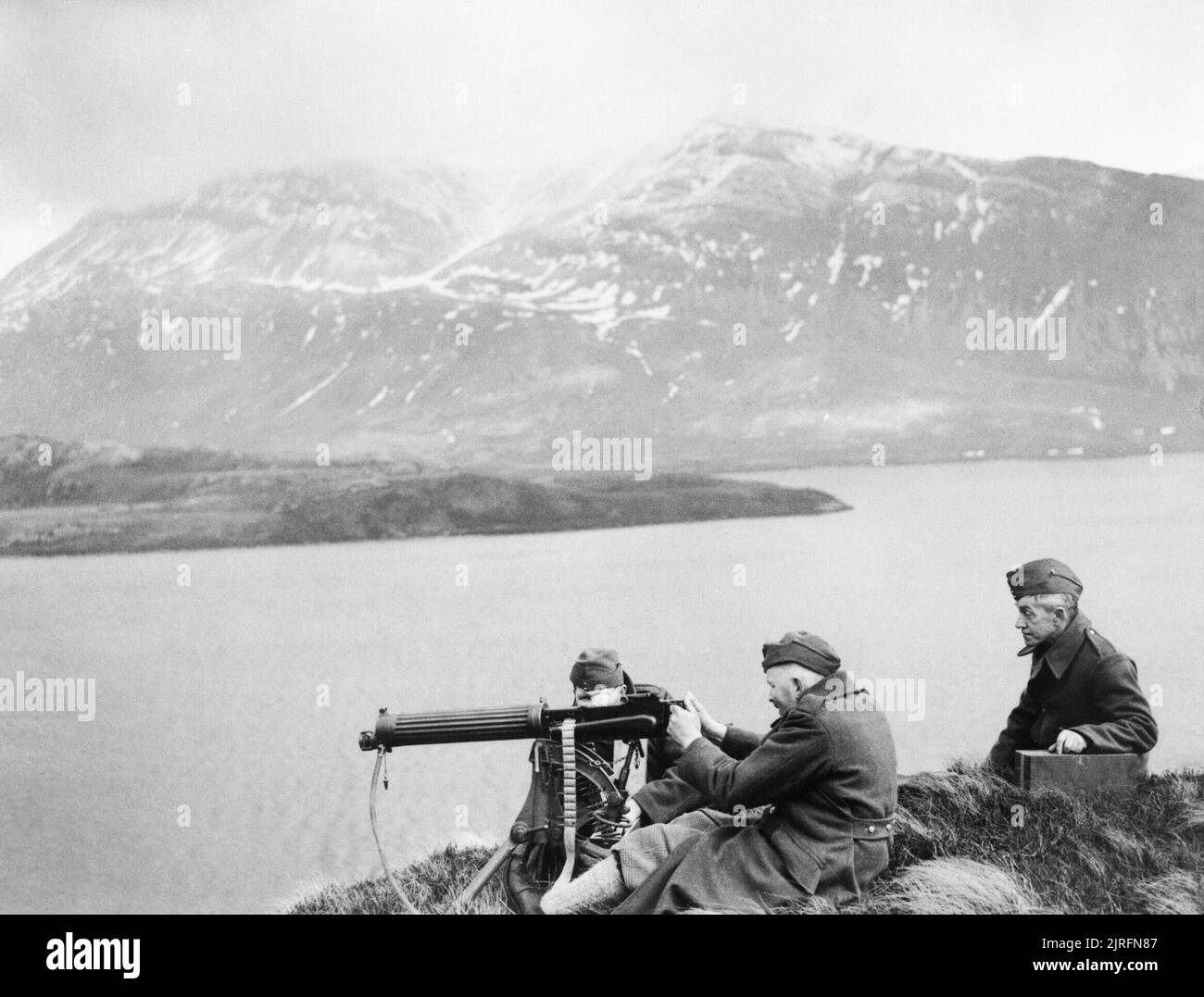 Members of the Home Guard man a Vickers machine-gun on the shores of ...