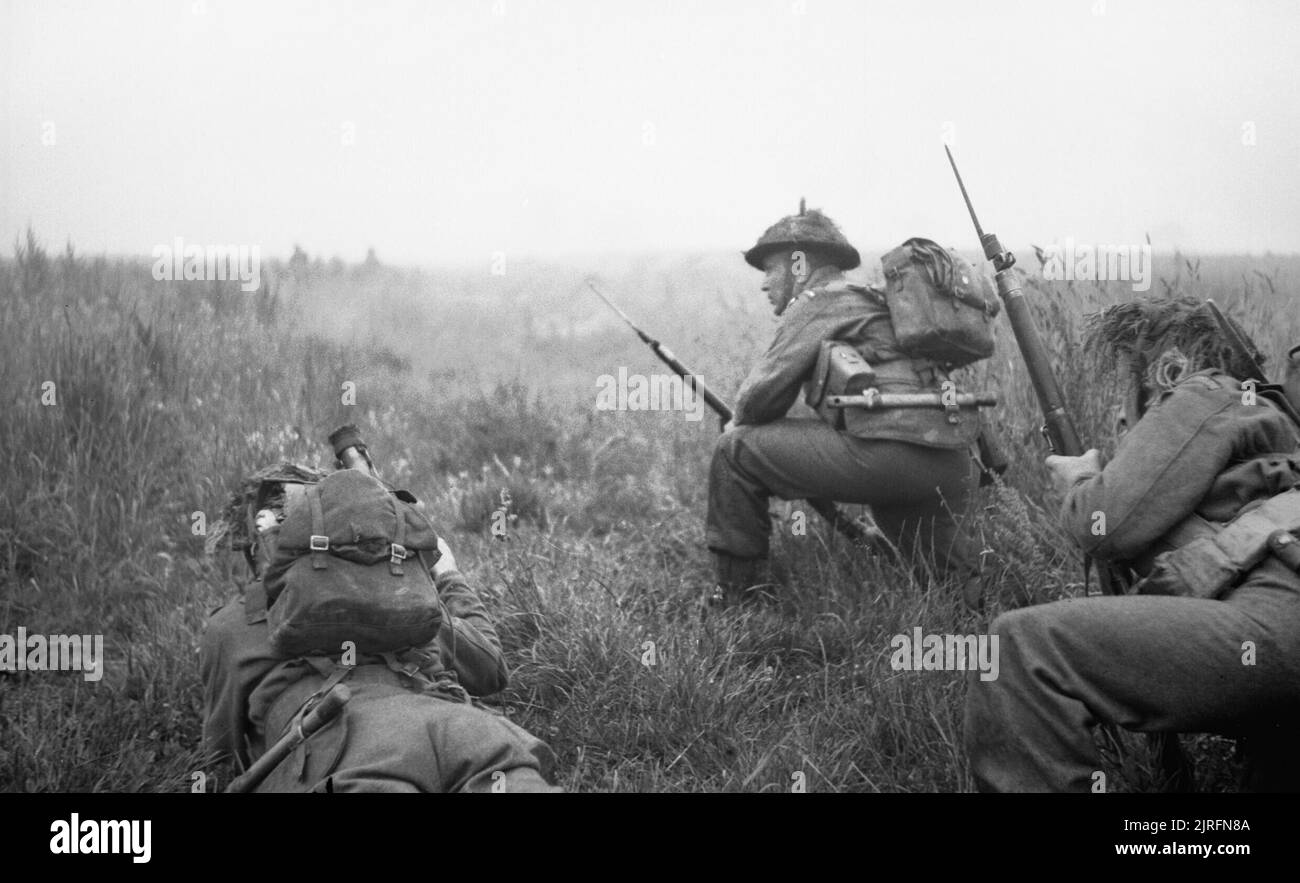 Men of 12 Platoon, 'B' Company, 6th Royal Scots Fusiliers prepare to ...