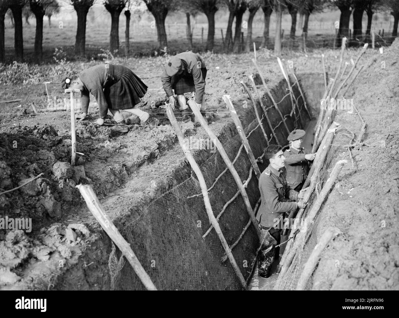 Men of the 1st Battalion Queen's Own Cameron Highlanders digging ...
