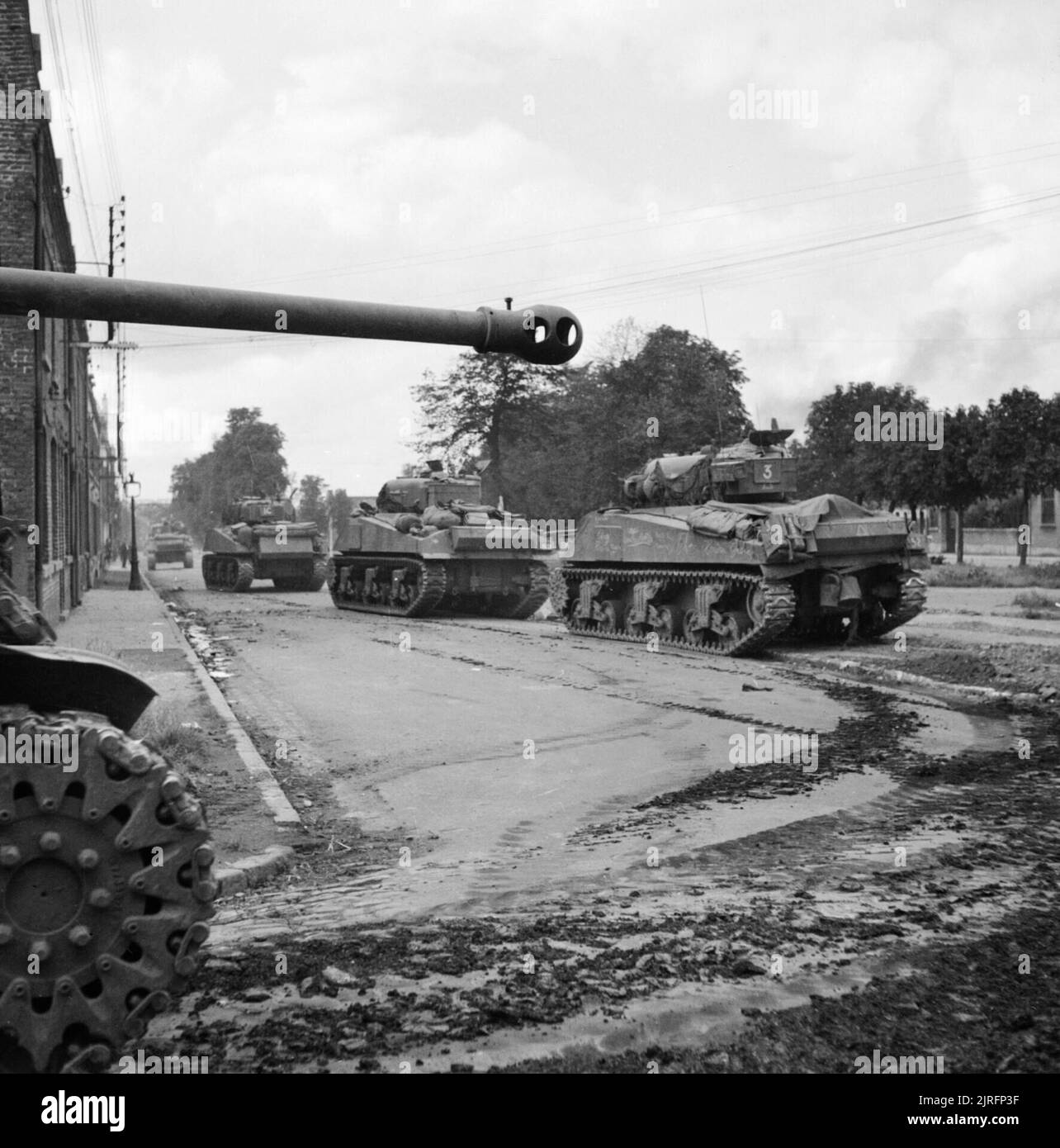 Sherman tanks of Guards Armoured Division entering the outskirts of ...