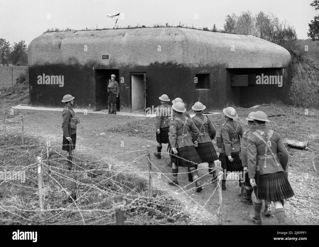 The British Army in France 1939-40 Men of the 1st Battalion Queen's Own ...