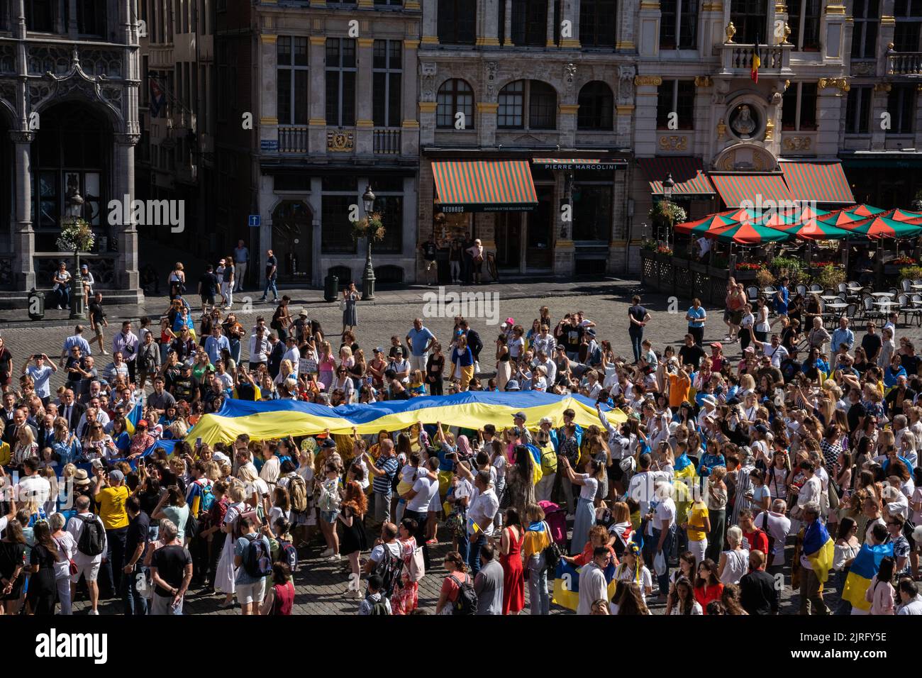 A tribute to Ukraine is organized on the Grand Place - Grote Markt ...