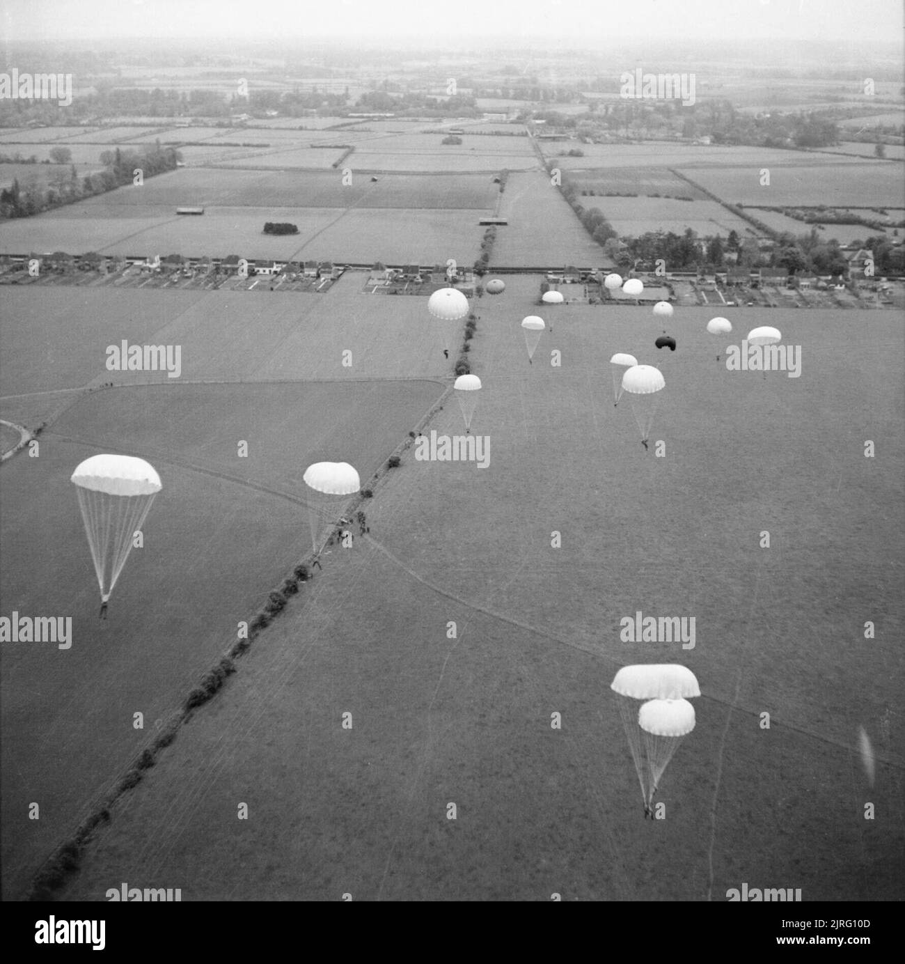 The British Army in the United Kingdom 1939-45 Parachute troops descend ...