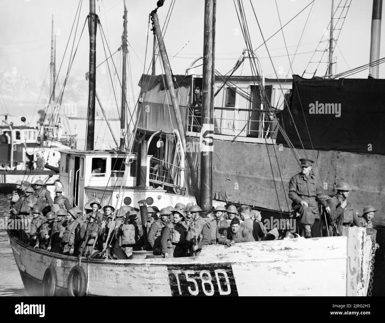 THE ROYAL NAVY DURING THE SECOND WORLD WAR A Welsh Regiment lands on ...