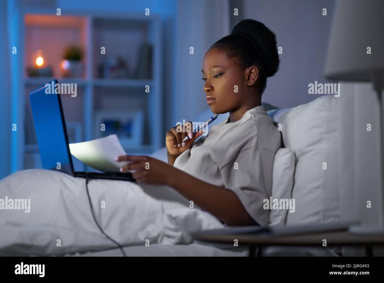 Working in bed hi-res stock photography and images - Alamy