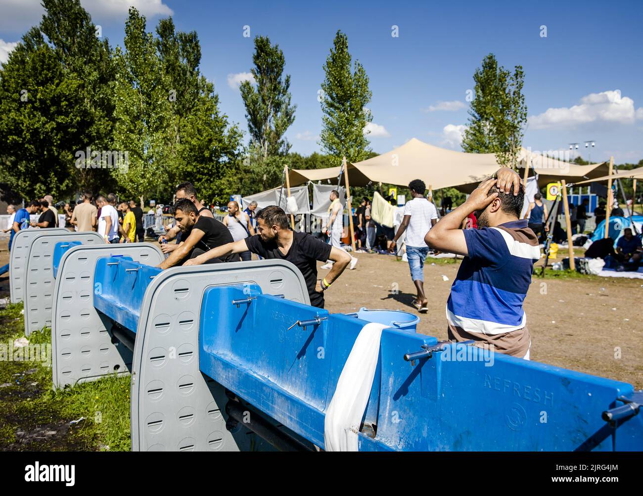 2022-08-24 14:58:07 TER APEL - A man washes himself at the reception ...
