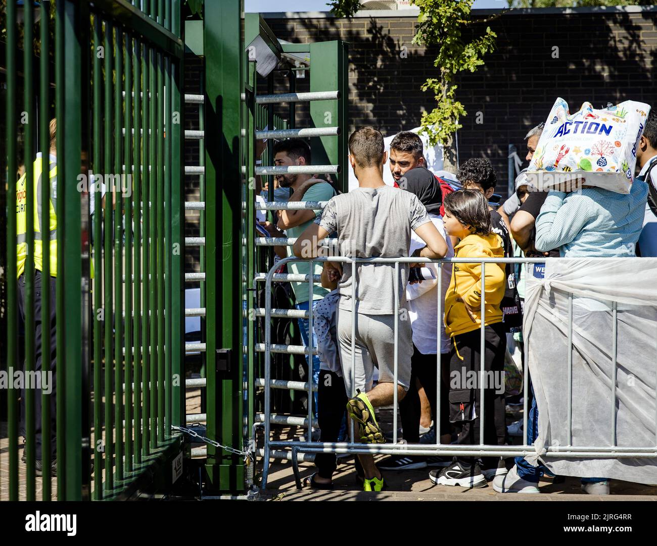 2022-08-24 14:42:36 TER APEL - Asylum seekers try to enter the gate at ...