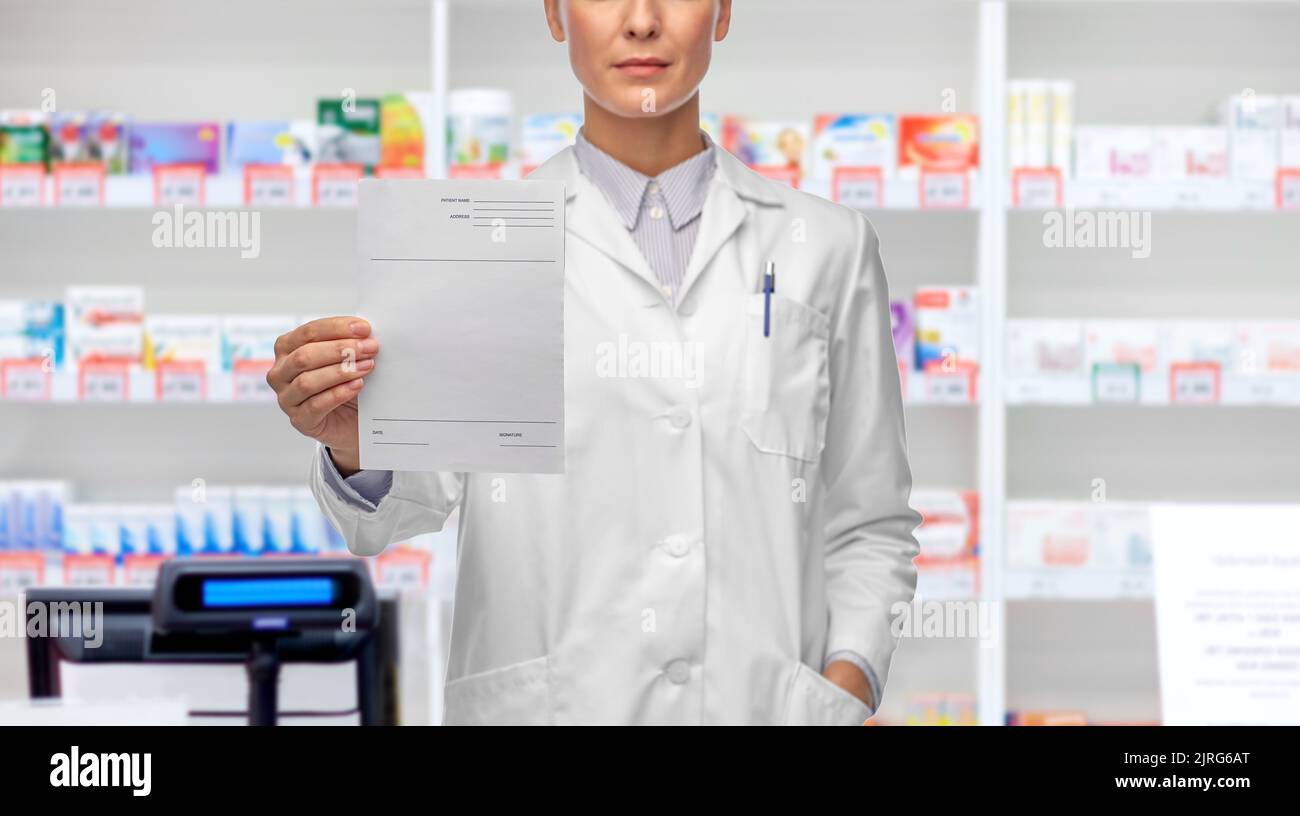 Pharmacist prescription chemist hi-res stock photography and images - Alamy