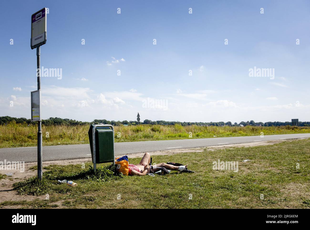 2022-08-24 14:20:57 TER APEL - An asylum seeker lies in the sun at the ...