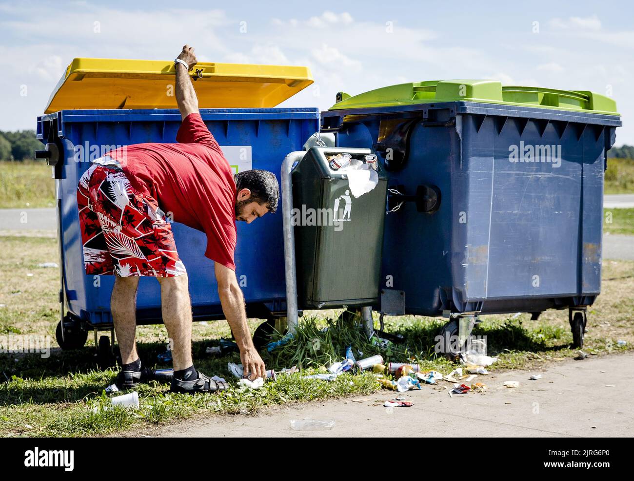2022-08-24 14:22:27 TER APEL - An asylum seeker clears up waste at the ...