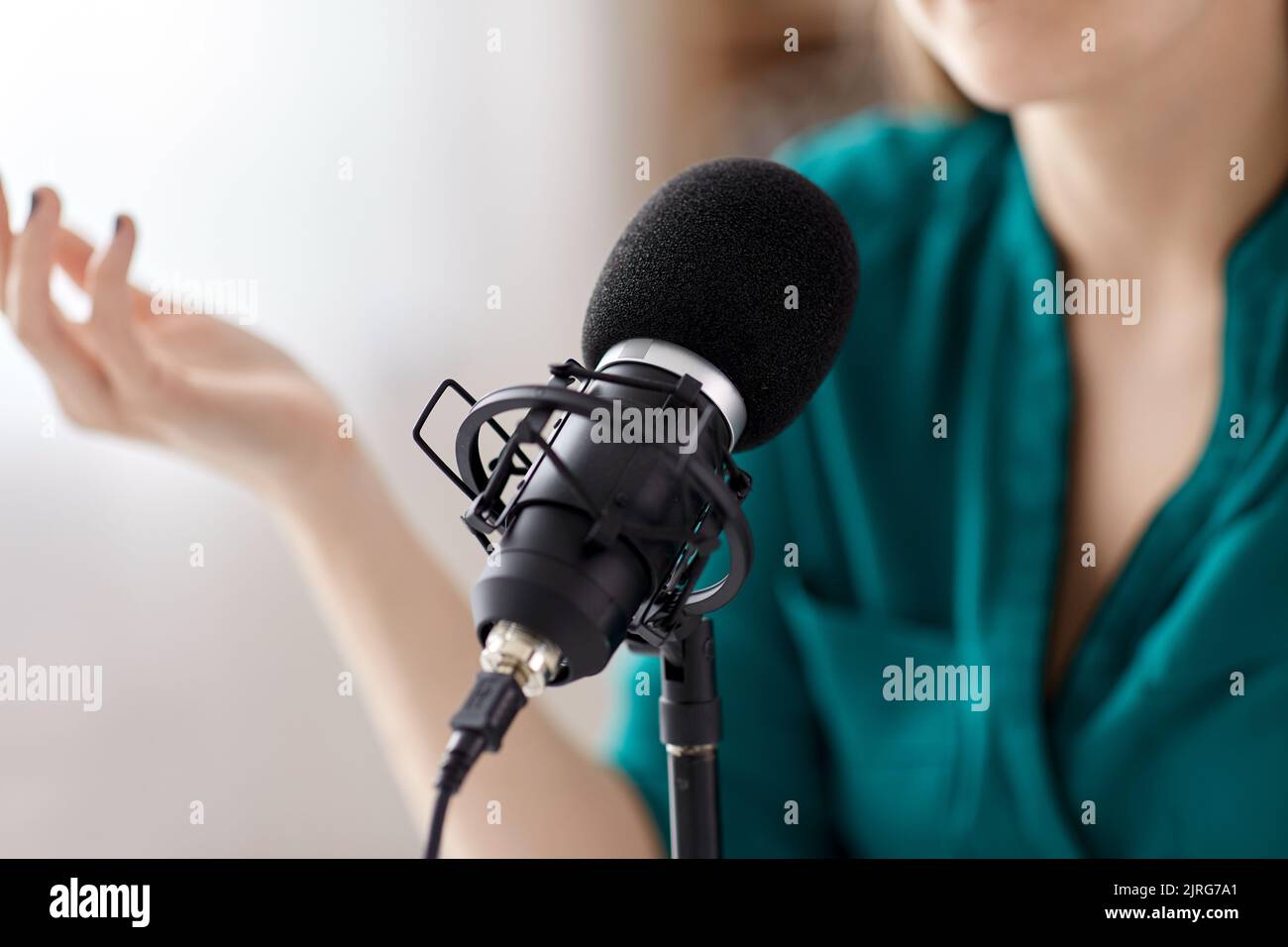 Female hand microphone woman hi-res stock photography and images - Alamy