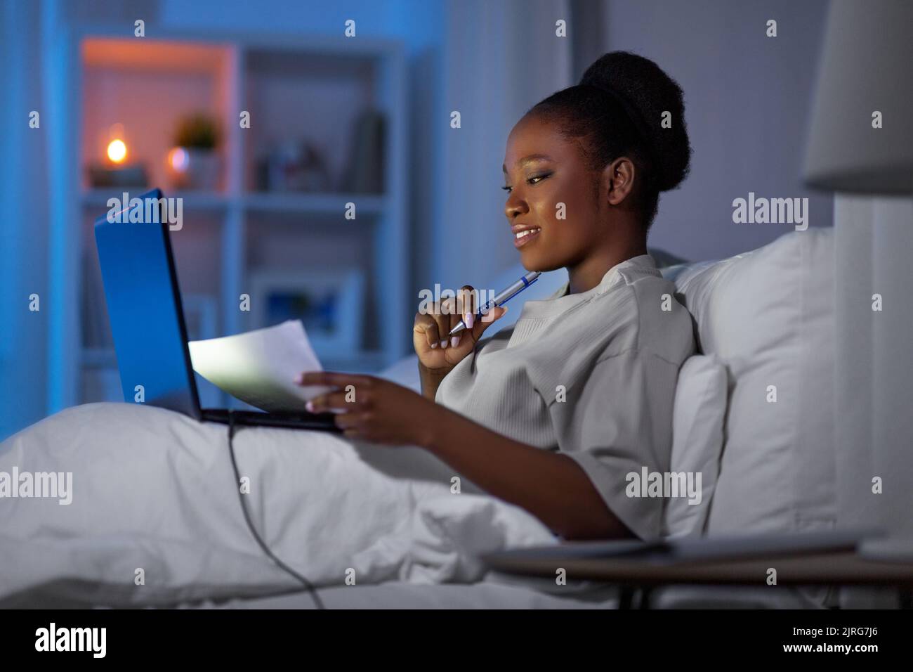 Working in bed hi-res stock photography and images - Alamy