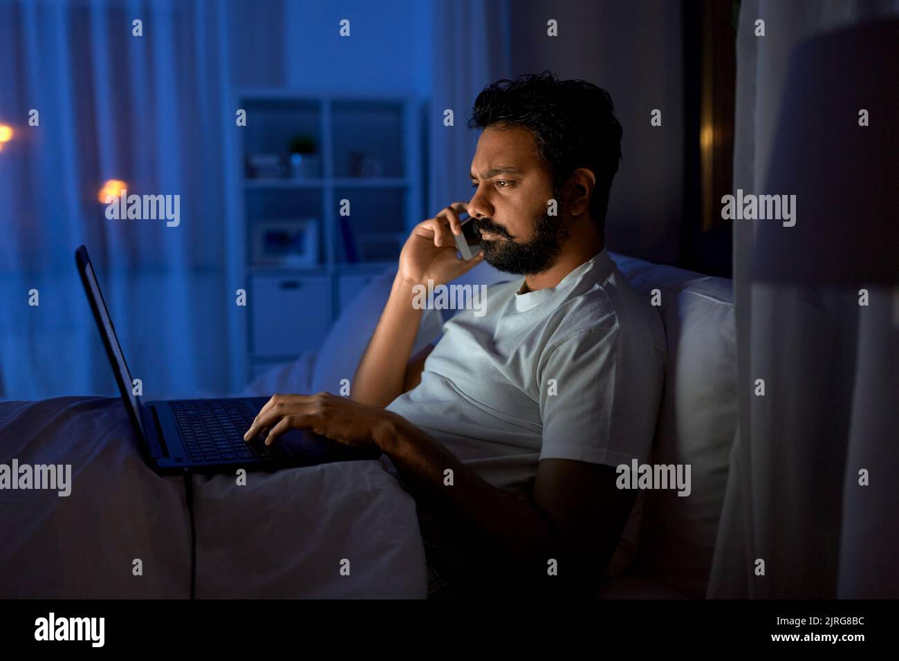 Man phone night bedtime hi-res stock photography and images - Alamy