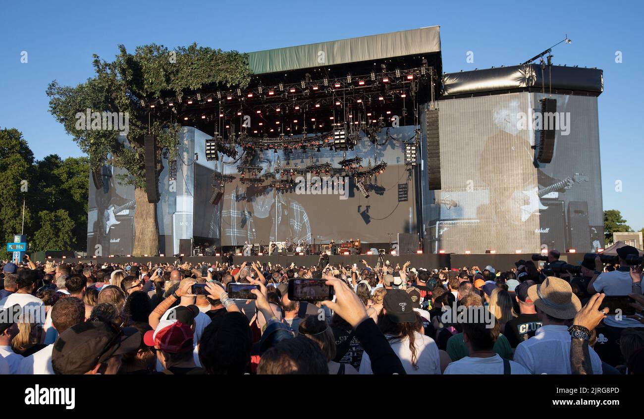 Eddie vedder 2022 hi-res stock photography and images - Alamy