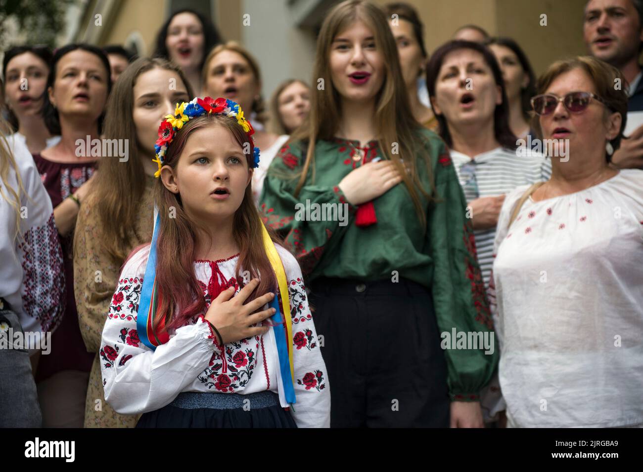 Ukrainian girls sings the national anthem in Warsaw. Dozens of ...