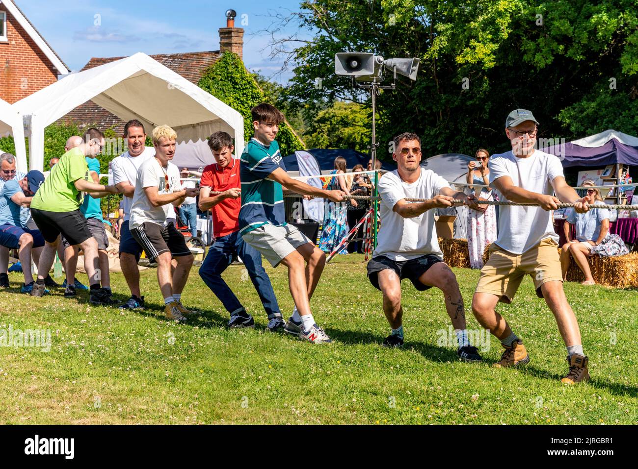 Mens tug of war hi-res stock photography and images - Alamy