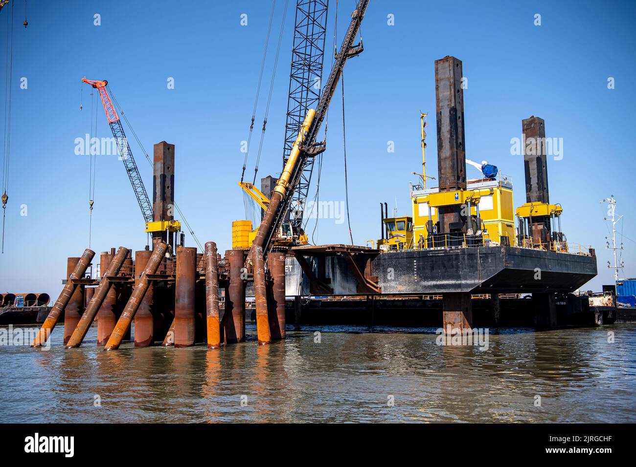 Lng regasification terminal hi-res stock photography and images - Alamy