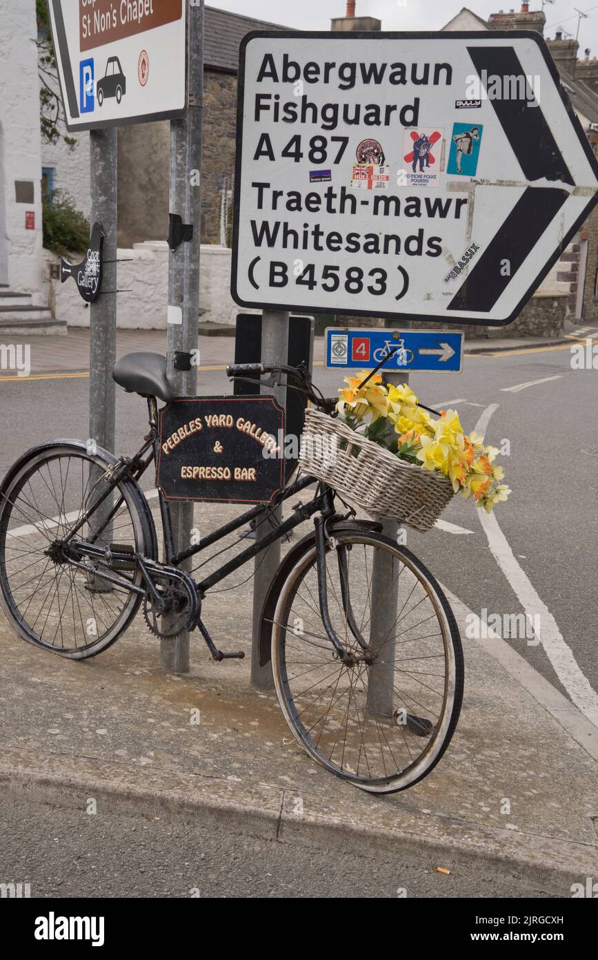 Welsh english road sign hi-res stock photography and images - Alamy