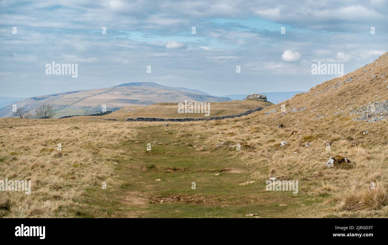 Looking at the Conistone Pie limestone feature on the Dales Way path on ...
