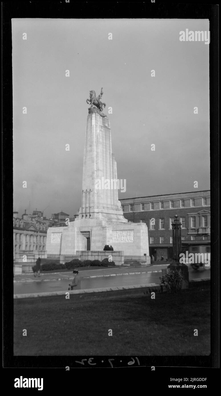 Wellington city cenotaph Black and White Stock Photos & Images - Alamy