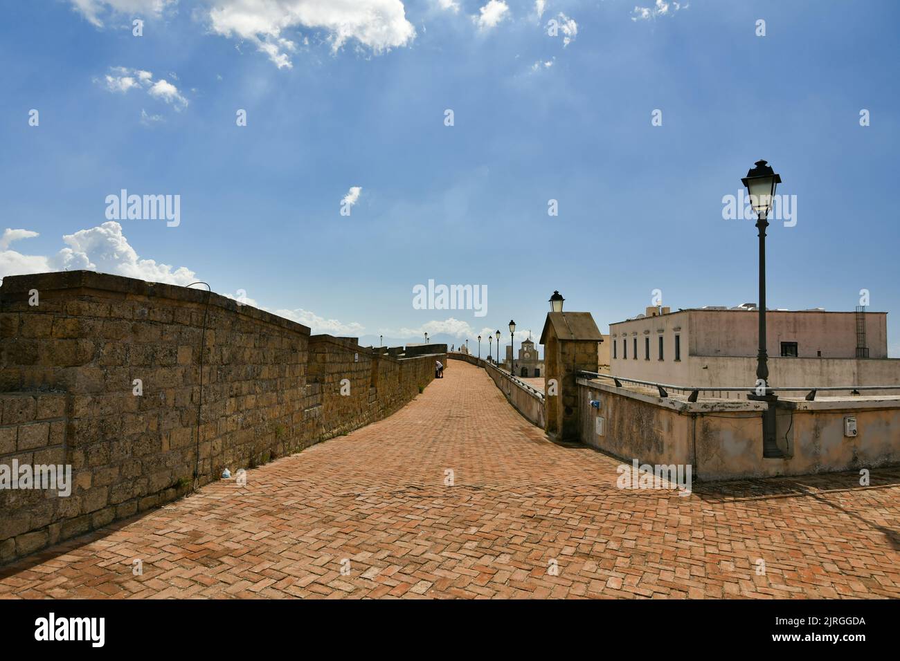 A walk on the ramparts of the walls of Saint 'Elmo castle in Naples ...
