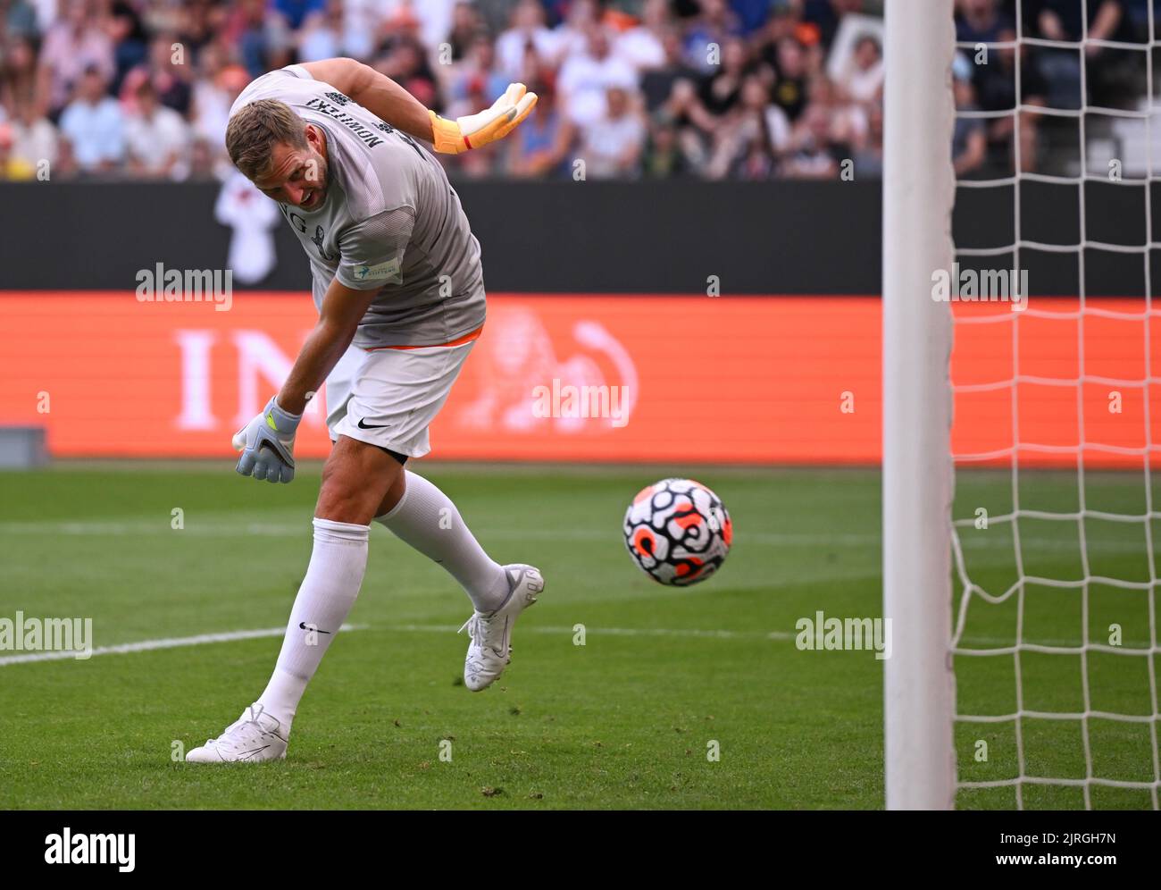 24 August 2022, Hessen, Frankfurt/Main: Behind Dirk Nowitzki, the ball ...