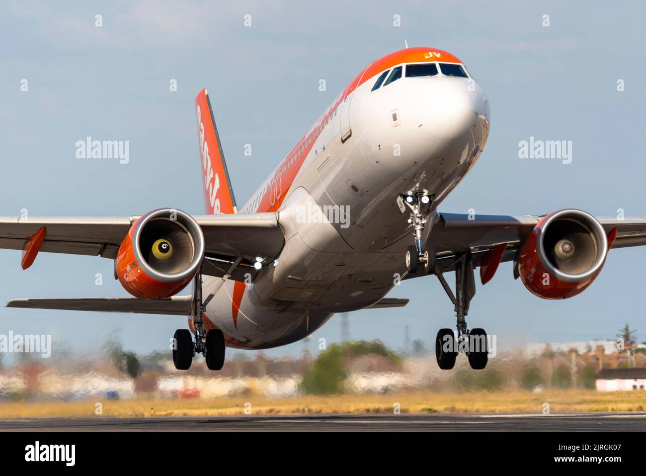 easyJet Airbus A320 airliner jet plane OE-IJV taking off from London ...