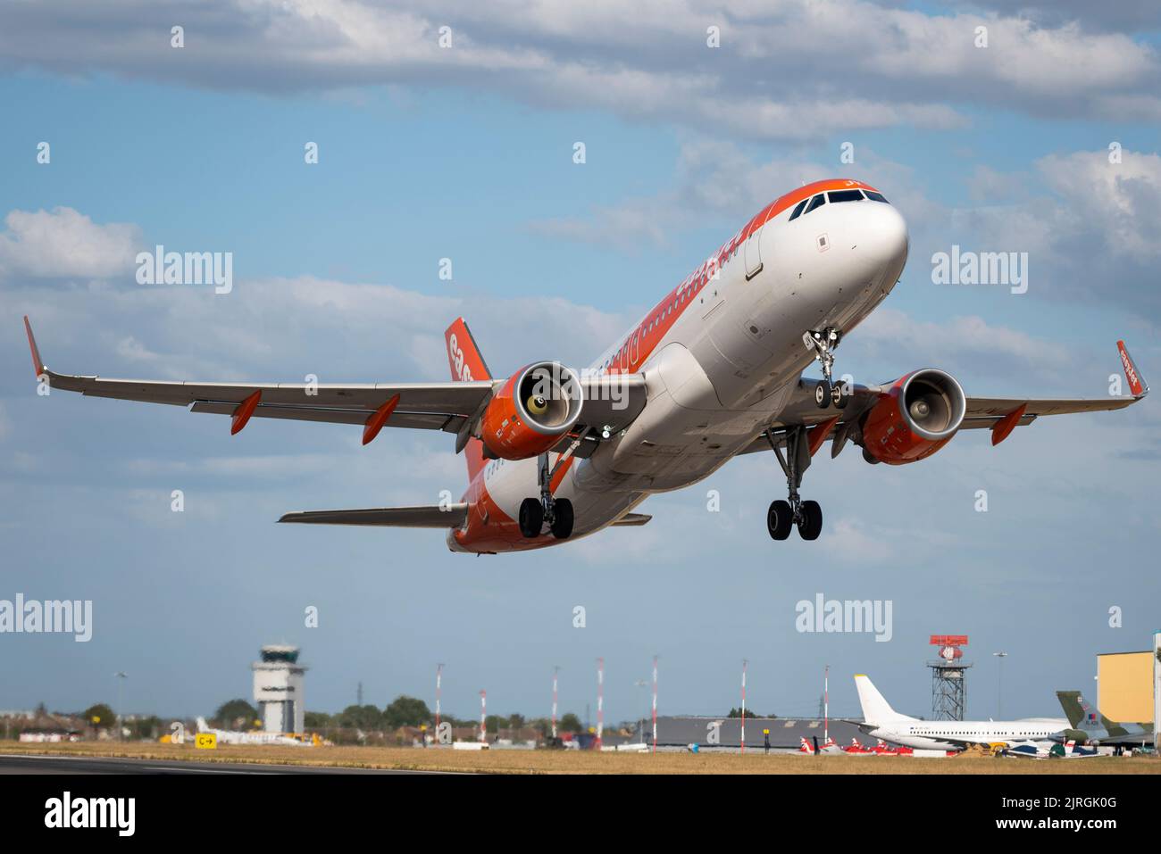 easyJet Airbus A320 airliner jet plane OE-IJV taking off from London ...