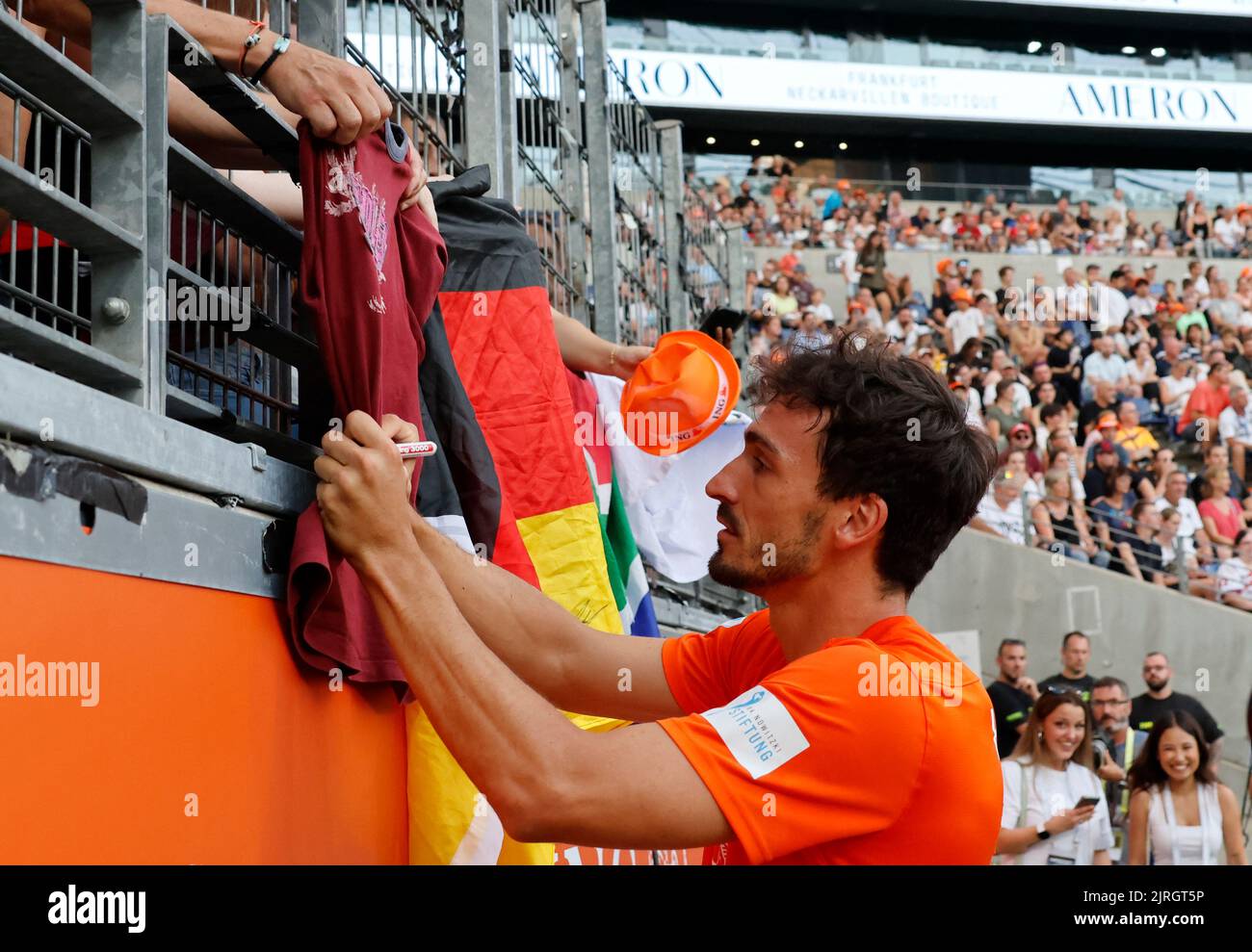 Autographs 2022 football hi-res stock photography and images - Alamy