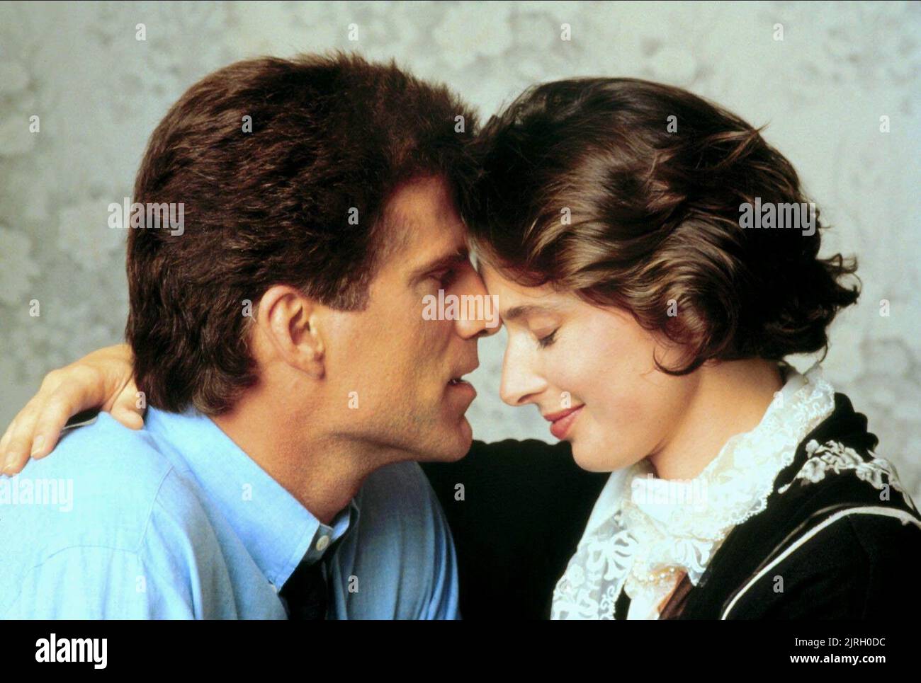 TED DANSON, ISABELLA ROSSELLINI, COUSINS, 1989 Stock Photo - Alamy